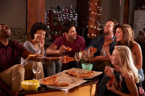 29 200点を超えるpizza Partyのストックフォト、写真、そしてロイヤリティフリーの画像 Istock