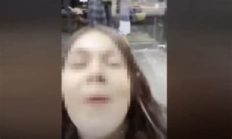 더영상 ①침 뱉는 소녀들 ②인어 공연 중 상어 콱 ③ 한파 속 내복차림 노인