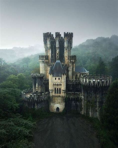 40 Of The Most Beautiful Historic Castles Discovered Around The World