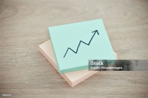 성장 투자 및 성공은 금융 주식 및 목표에 대한 스티커 메모에 화살표가 있습니다 가격 인상 목표 및 이익과 승자 통계 및 경제에 대한 종이의 그래픽 차트에 진행 상황 접착식