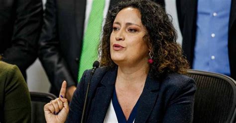 Angélica Lozano Respondió A Críticas Por Eliminar Bandera Lgbti De Su