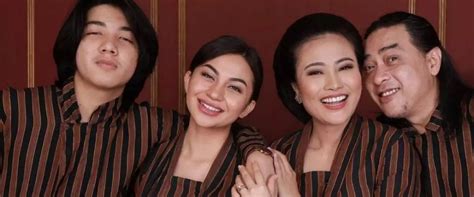 9 Potret Kebersamaan Ariel Tatum Dan Ibu Sambung Paras Cantiknya