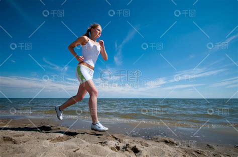 白天高清图片 在海边跑步的女运动员 在海边跑步的女运动员图片免费下载 5136171845 千图网pro