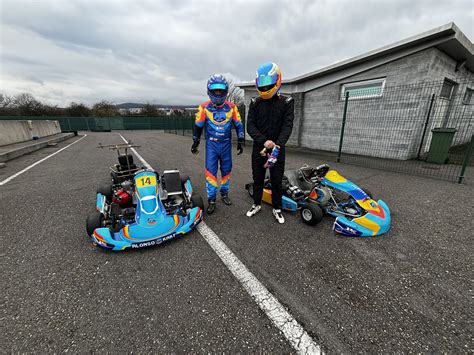 Fernando Alonso De Pruebas Con Su Kart Haciendo Caballitos