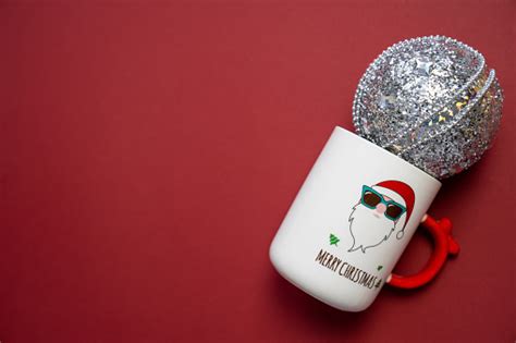 메리 크리스마스와 새해 복 많이 받으세요 산타 클로스 프린트가있는 축제 흰색 컵 머그잔 실버 반짝이는 값싼 물건 복사 공간 개념에 대한 스톡 사진 및 기타 이미지 Istock