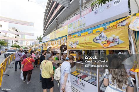 채식 축제 태국의 야오 와랏 방콕 차이나 타운 길거리 음식 키오스크 장식 노란 깃발 표시 고기 성분 음식이 없습니다 2023년 10월 14일 태국 방콕 10월에 대한 스톡