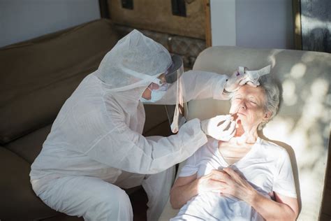 Pcr 테스트 가면을 쓴 의료 종사자 가정 건강 관리 간호사 감염성 질병 개인 보호 장비 건강 검진 건강 체크