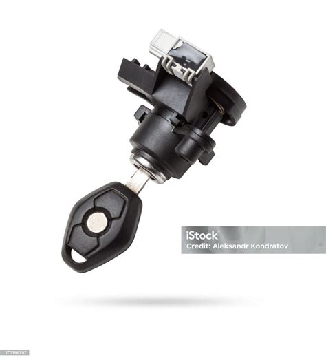 검은 플라스틱과 금속으로 만든 자동차 예비 부품의 세부 사항 흰색 배경에 분리 별도로 트렁크를 여는 열쇠가있는 열쇠 잠금 자동차