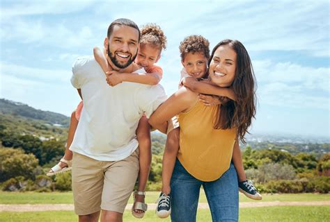 Feliz Mamá Papá E Hijos En Un Paseo A Cuestas De Los Padres En El