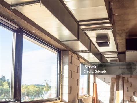 건설 중인 건물의 직사각형 덕트 천장 아래의 환기 샤프트 환기 시스템 설치 개념 건설 중 중앙 집중식 환기 시스템 설치 급기관에 대한 스톡 사진 및 기타 이미지 Istock