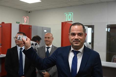 Министър Калин Стоянов е първият с лична карта от ново поколение Снимки