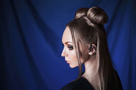 큰 파란 눈을 가진 금발 여자 처럼 엘 프 롤빵 헤어스타일 및 메이크업 파란색 배경에 세로 프로필 녹색 드레스에 여자에에서 길고 흰 머리 귀여운에 대한 스톡 사진 및 기타