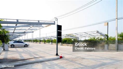 빈 공간이 있는 콘크리트 주차장 고객 서비스를 위한 전용 주차장 화창한 날에는 주차 구역 쇼핑몰 야외 주차장 녹색 등반 공장이 있는 야외 주차장 0명에 대한 스톡 사진 및