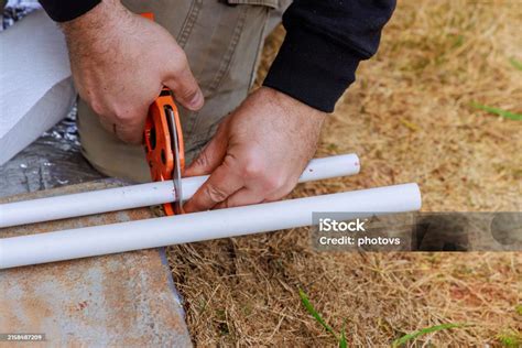 특수 가위의 도움으로 배관공은 설치 중에 Pvc 플라스틱 파이프를 절단합니다 수도관 45 49세에 대한 스톡 사진 및 기타 이미지 45 49세 가위 건설 산업