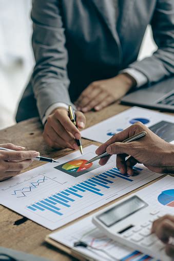 계산기 및 비즈니스 그래프 차트에서 작업하는 비즈니스 팀 재무 회계사 보조 영업 관리자 또는 마케팅 담당자가 공식적인 복장 수직 그림으로 비즈니스에 대한 스톡 사진 및 기타