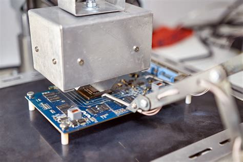 마더 보드를 수리 할 때 칩은 납땜되지 않습니다 컴퓨터의 수리 및 유지 보수 0명에 대한 스톡 사진 및 기타 이미지 0명