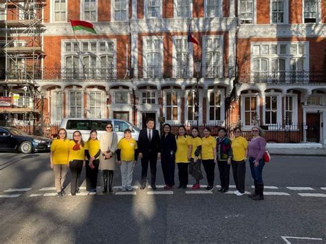 ЕБС ийн англи хэлний багш нар номын санчид Британид туршлага судалж байна