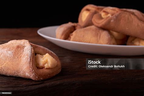 나무 책상 코 티 지 치즈와 베이킹에 효 모 반죽에서 코 티 지 치즈의 신선한 파이 중소 기업 베이커리의 개념 가정 주방에 대한 스톡 사진 및 기타 이미지 Istock