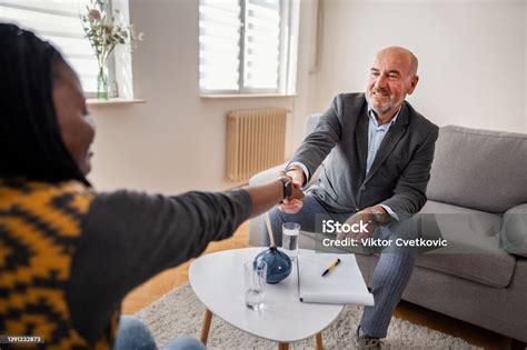 심리학자 사무실에서 치료 세션에서 자신의 문제를 설명하는 흑인 여성 2명에 대한 스톡 사진 및 기타 이미지 2명 30 34세 55 59세 Istock