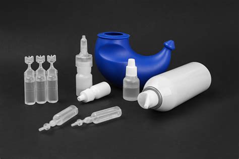 검은 색 배경에 의료 방울 비강 스프레이 및 비강 스프레이의 다른 유형 코의 위생 헹구기 바이러스 질병 씻기에 대한 스톡 사진 및 기타 이미지 Istock