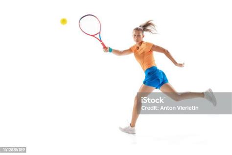 젊은 스포티한 여성의 초상화 움직이는 프로 테니스 선수 흰색 스튜디오 배경에 고립 된 훈련 30 34세에 대한 스톡 사진 및 기타 이미지 Istock