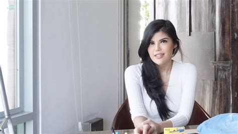 Foto Intip Liburannya Sosialita Cantik Dita Soedarjo