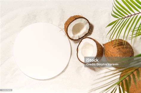 둥근 모형 연단과 모래 위에 코코넛으로 만든 미용 화장품 제품 프레젠테이션 장면 Fashion Show에 대한 스톡 사진 및 기타 이미지 Fashion Show 견과