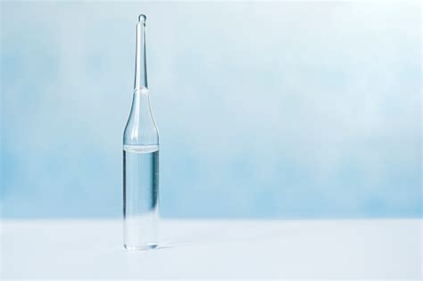 파란색 배경에 백신 액체가 있는 유리 바이알 의학 예방 접종 및 주입의 개념 0명에 대한 스톡 사진 및 기타 이미지 0명 개체 그룹 건강 진단 Istock