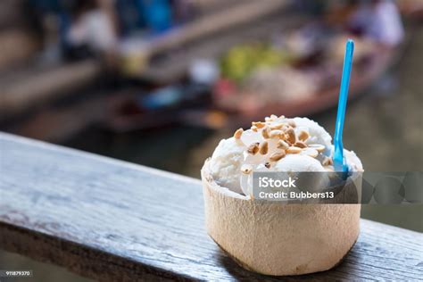 코코넛 아이스크림입니다 신선한 코코넛과 플라스틱 숟가락에 달콤한 코코넛 아이스크림 코코넛 아이스크림은 시장에서 매우 인기 있는 디저트 이다 태국 아이스크림에 대한 스톡 사진