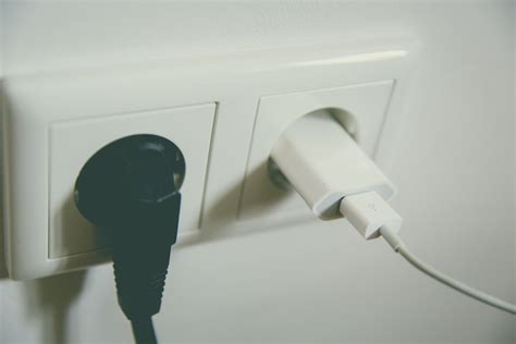 무료 이미지 과학 기술 화이트 벽 전력선 조명 생성물 흐름 전자 제품 Usb 주의 임신 구하다 소변기