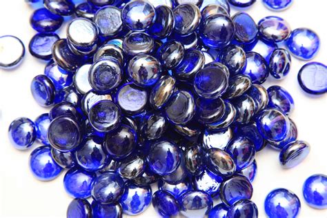 무료 이미지 대조 푸른 구슬 보석류 미술 유리 블록 돌을 쌓다 짙은 청록색 보석 만들기 패션 액세서리 바디 쥬얼리 흰 브로치 가운데 5616x3744