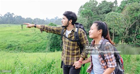 친구들과 함께 걷고지도를보고 도로에서 사진 카메라를 찍고 행복한 찾고 휴가 개념 여행에 시간을 휴식하는 젊은 이들의 아시아 그룹 건강한 생활방식에 대한 스톡 사진 및 기타