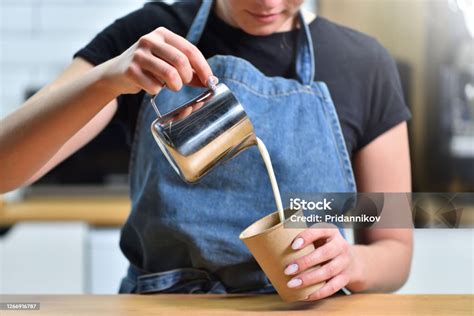 바리스타 커피 를 만들고 카푸치노를 만들기 위해 에스프레소와 종이 컵에 우유를 부어 러시아에 대한 스톡 사진 및 기타 이미지 러시아 만들기 바리스타 Istock