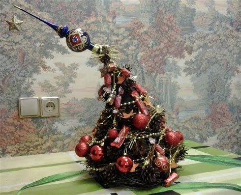 Ёлочка из веток березы, сосновых шишек. Украшена конфетами, новогодними ...