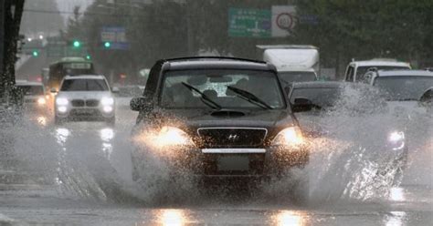 전조등 켠 채 달리는 차량