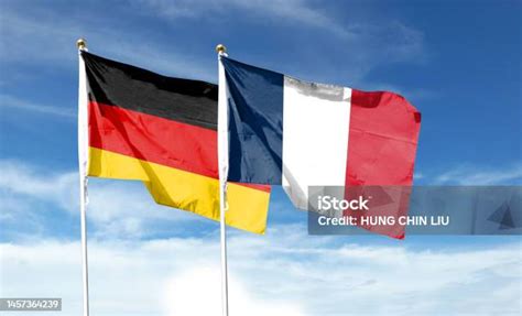 흐린 하늘을 배경으로 프랑스 국기와 독일 국기의 국기 하늘에서 흔들리는 0명에 대한 스톡 사진 및 기타 이미지 0명 경제 공격성 Istock