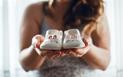 임신 어머니는 아기를 위한 작은 신발 들고입니다 아기를 기다리고 있습니다 사랑 부모입니다 Copyspace 포함입니다 가족에 대한 스톡 사진 및 기타 이미지 Istock