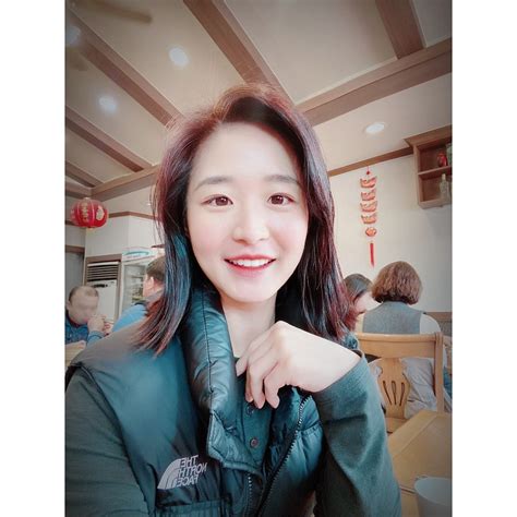 우아한 육아 ♥︎ 꿈꾸는 딸맘 ♥︎ 이미나 ⠀⠀⠀⠀⠀⠀⠀⠀⠀⠀⠀⠀⠀⠀⠀⠀⠀ 🐉언니 톡에 급벙개 머리 감다 대충 말리고 후다닥 둘이서 자장면 짬뽕 탕슉까지 클리어🍜