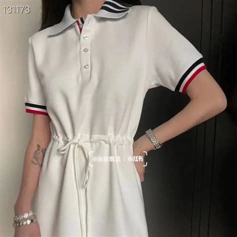 Tb 여성용 스트라이프 백 넥 레드 화이트 블루 컬러 리본 스티칭 느슨한 스포츠 라펠 스웨터 드레스 여름 및 가을