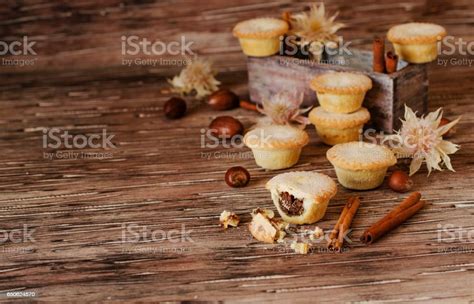 텍스트에 대 한 견과류와 계 피 공간을 가진 작은 둥근 크리스마스 케이크 계피에 대한 스톡 사진 및 기타 이미지 계피 냅킨 노랑 Istock