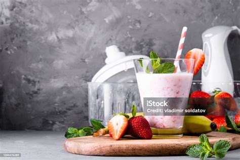 콘크리트 표면에 딸기와 민트 밀크 쉐이크의 유리 딸기와 바나나케피어 칵테일 클로즈업할 수 있습니다 회색 콘크리트 배경에 딸기 단백질 칵테일 0명에 대한 스톡 사진 및 기타