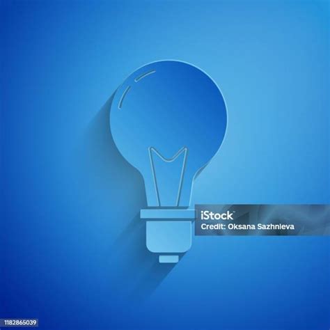 파란색 배경에 격리 된 아이디어 아이콘의 개념으로 종이 컷 전구 에너지와 아이디어 기호입니다 영감 개념 종이 아트 스타일입니다 벡터 일러스트레이션 0명에 대한 스톡 벡터