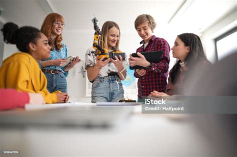 로봇 교실에서 전기 장난감과 로봇을 만들고 프로그래밍하는 학생 그룹 교육에 대한 스톡 사진 및 기타 이미지 교육 교실 Stem 주제 Istock