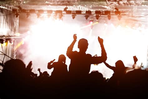 Chica Disfrutando Del Concierto En Vivo Del Festival De M Sica Foto Premium