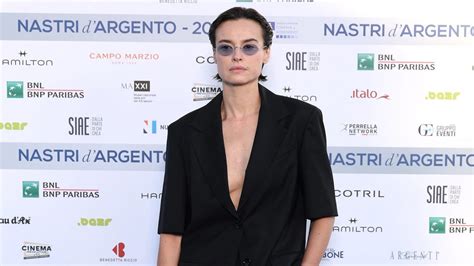Kasia Smutniak Ai Nastri Dargento In Tailleur Ma Con La Giacca A