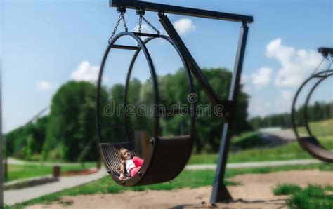 расслабляющая девочка лежит на качелях девушка отдыхает в летнем парке насладитесь жизнью