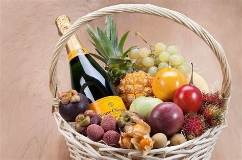 Фруктовые корзины с подарком – отличный вариант!