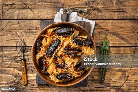 소박한 나무 접시에 토마토 소스를 곁들인 홍합과 조개 마팔딘 파스타 나무 배경 위쪽 보기 갑각류에 대한 스톡 사진 및 기타