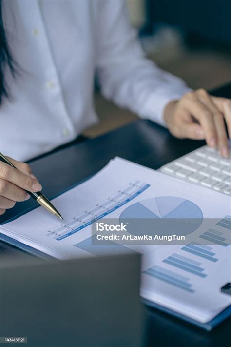 개념 비즈니스 오피스 사업가 분석 데이터 문서 그래프 차트 보고서 마케팅 연구 개발 계획 관리 전략 회계 재무 수직 그림 개발에 대한 스톡 사진 및 기타 이미지 Istock