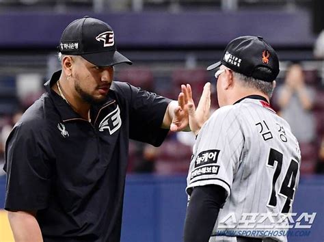 5 0 7회 2사 투구수 80개에 에이스 교체 Moon의 깊은 뜻 중간으로만 던져서 고척 코멘트